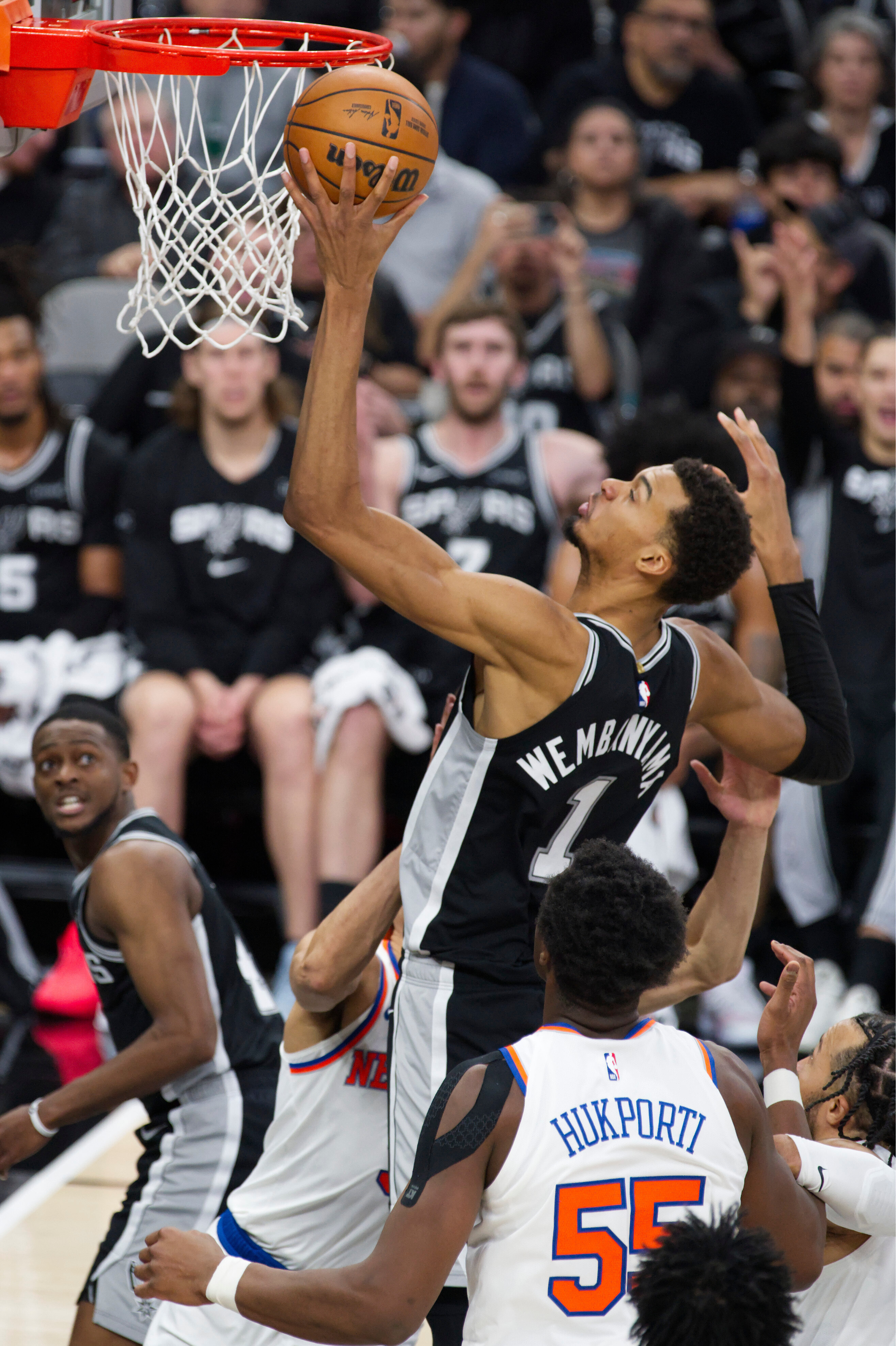 Spurs' Wembanyama leaves game vs. Knicks with apparent leg injury ...