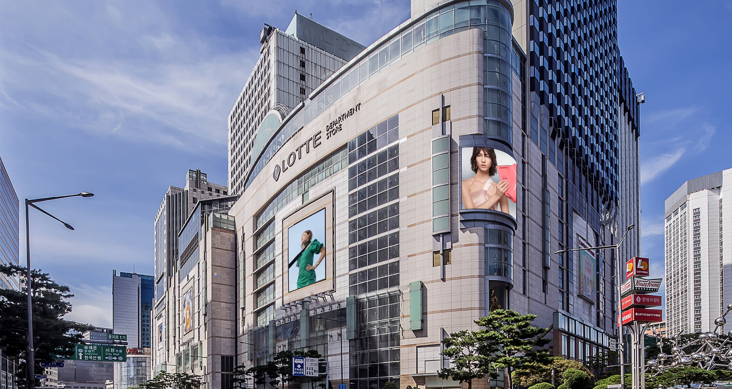 Three major department stores launch first regular sale for new year