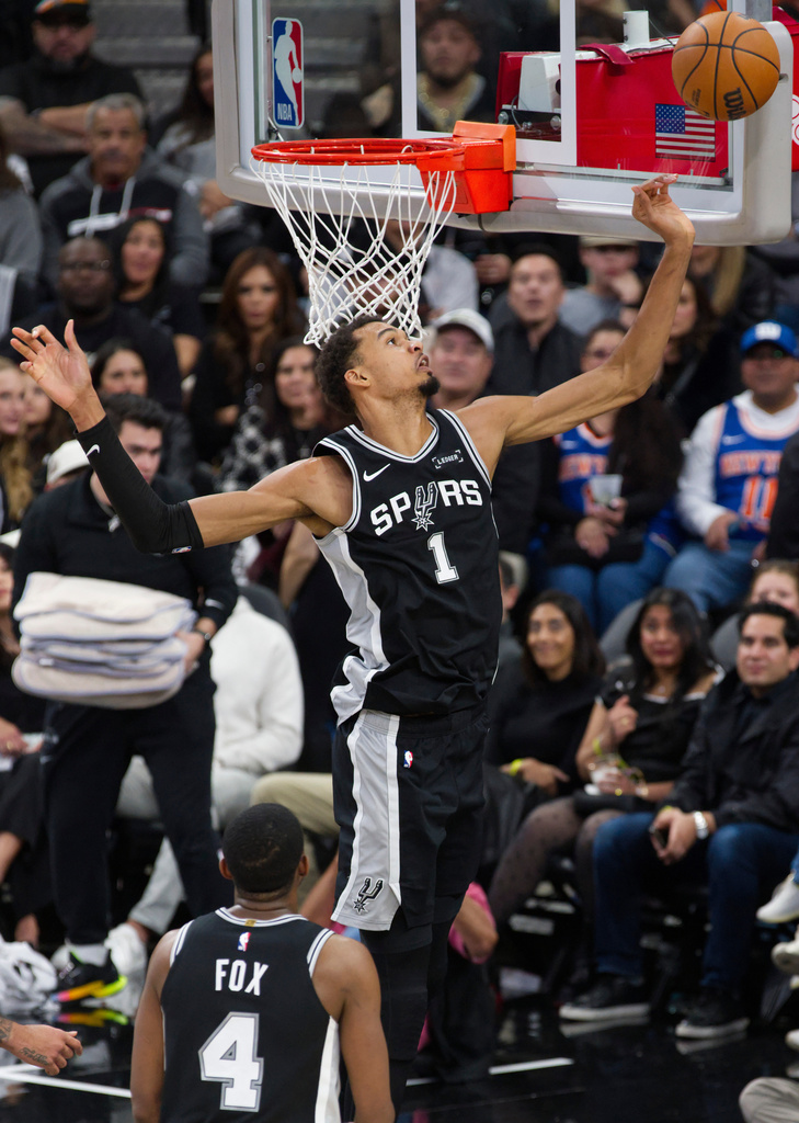 Spurs star Wembanyama leaves game versus Knicks with apparent left leg ...