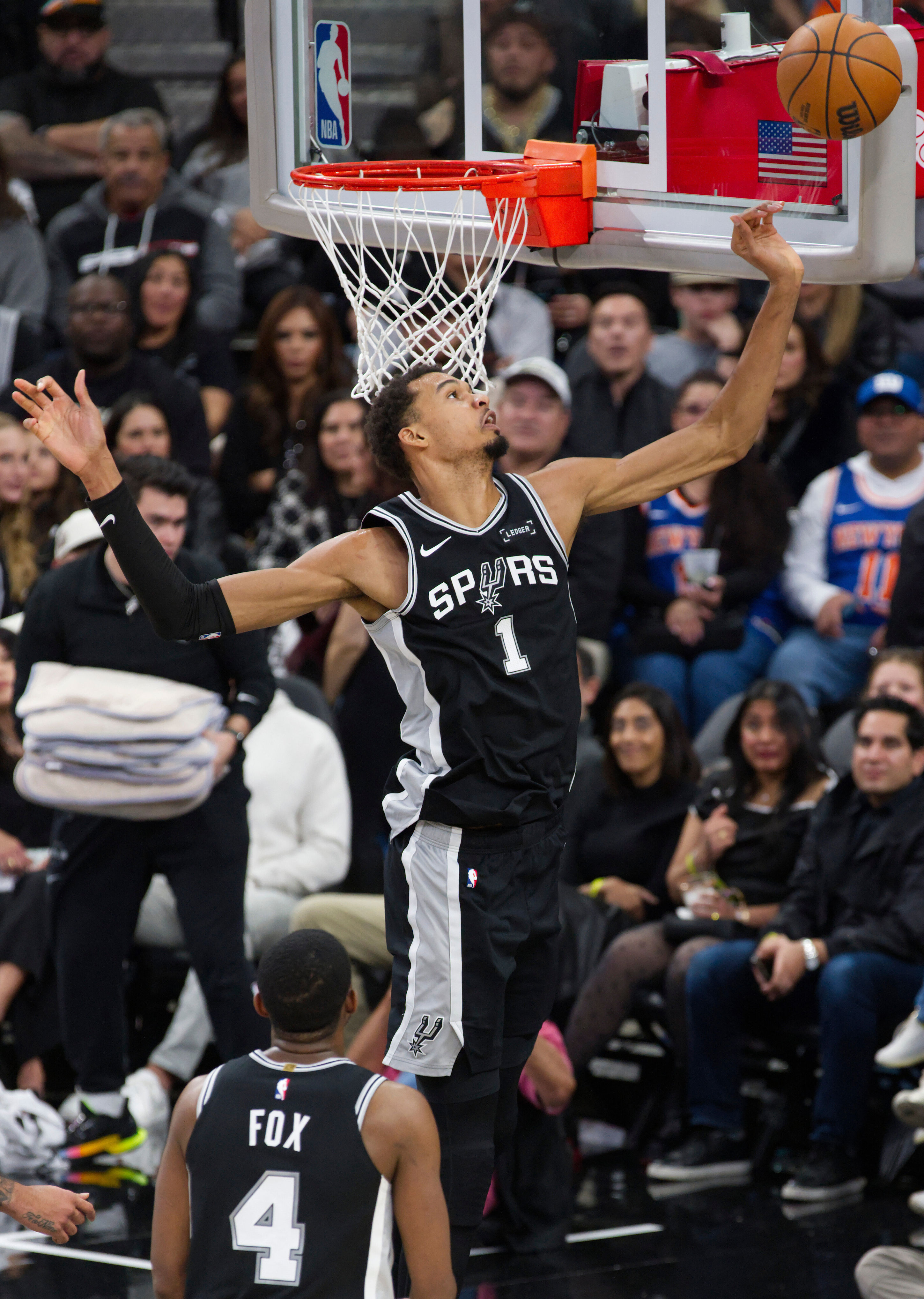 Spurs' Wembanyama leaves game vs. Knicks with apparent leg injury ...