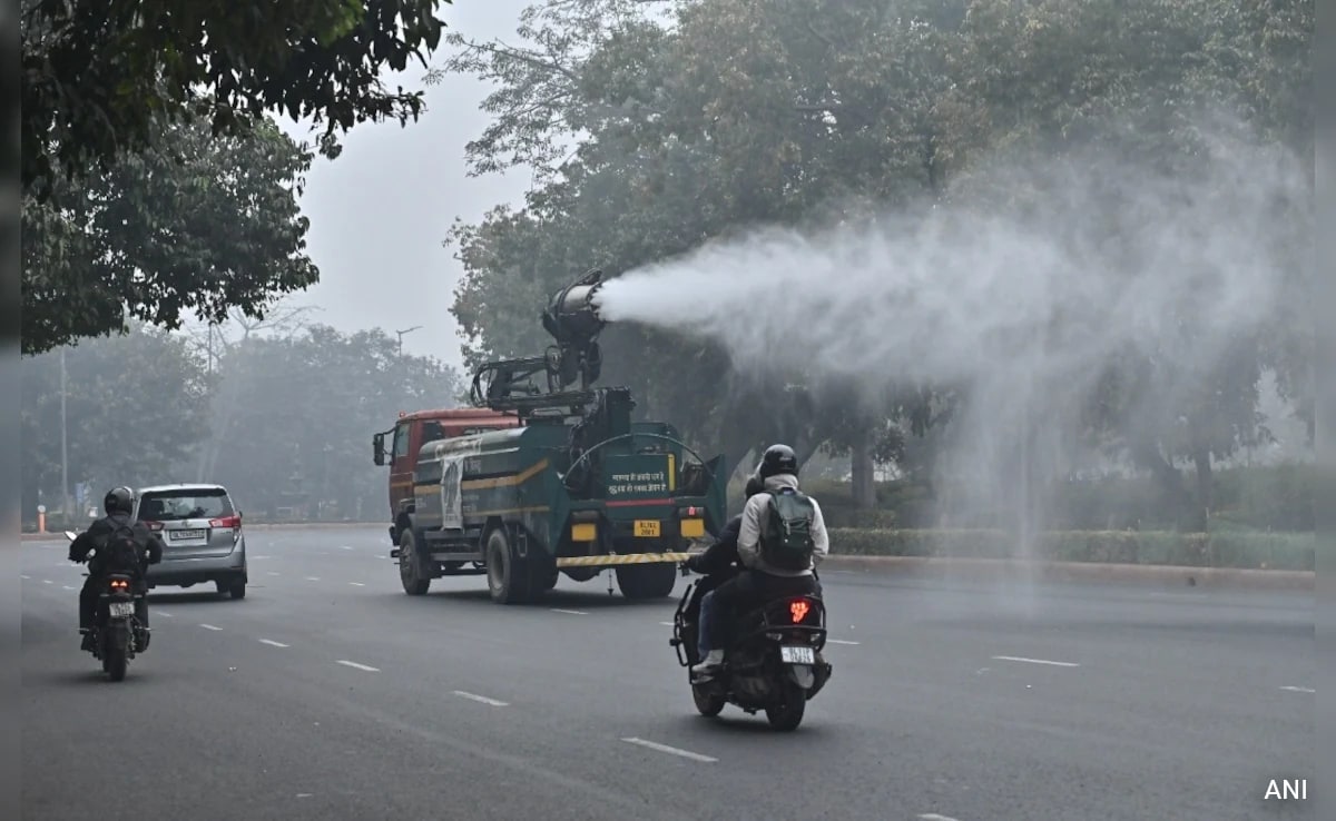 Delhi records 'very poor' air quality, Mumbai sees unusual rain on New Year