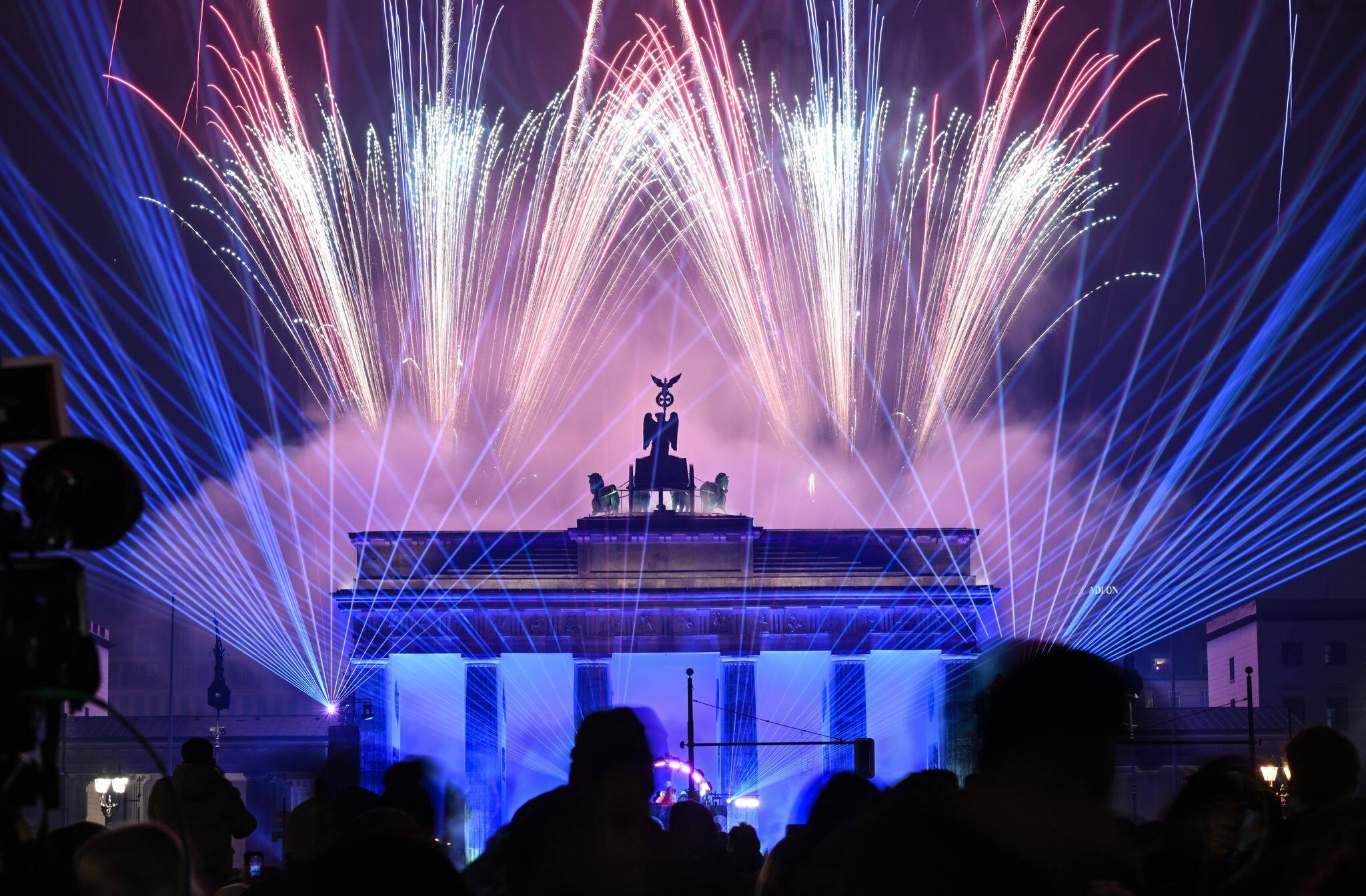 Frohes Neues! Deutschland startet ins Jahr 2026 +++ Explosion bei ...