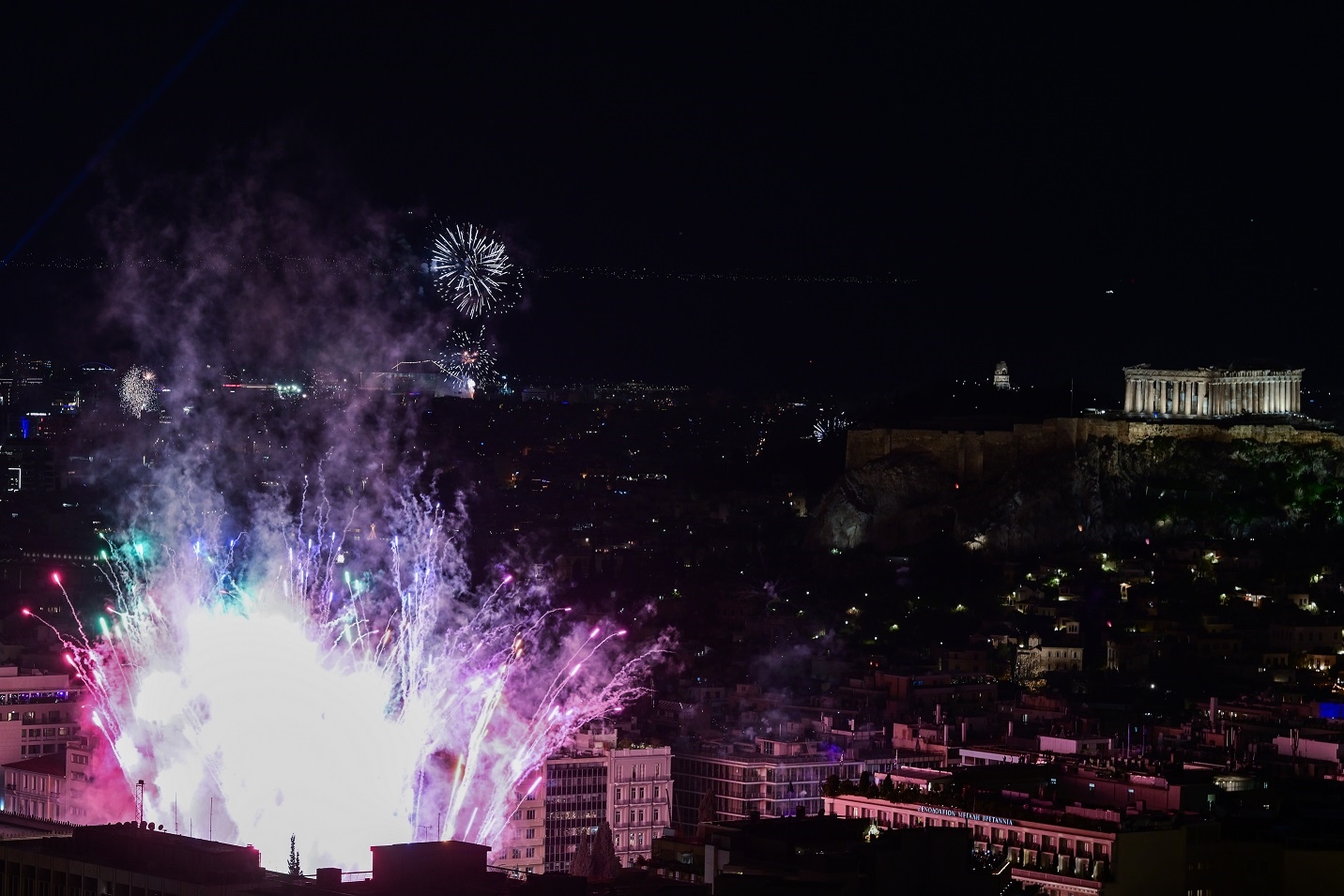 Με μουσική, drone show και αθόρυβα πυροτεχνήματα η Αθήνα υποδέχθηκε το 2026