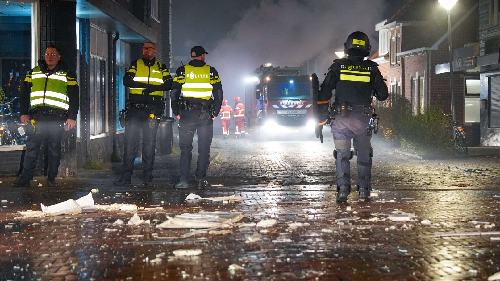 Vuurwerkslachtoffers, branden, ME ingezet: incidenten jaarwisseling op ...