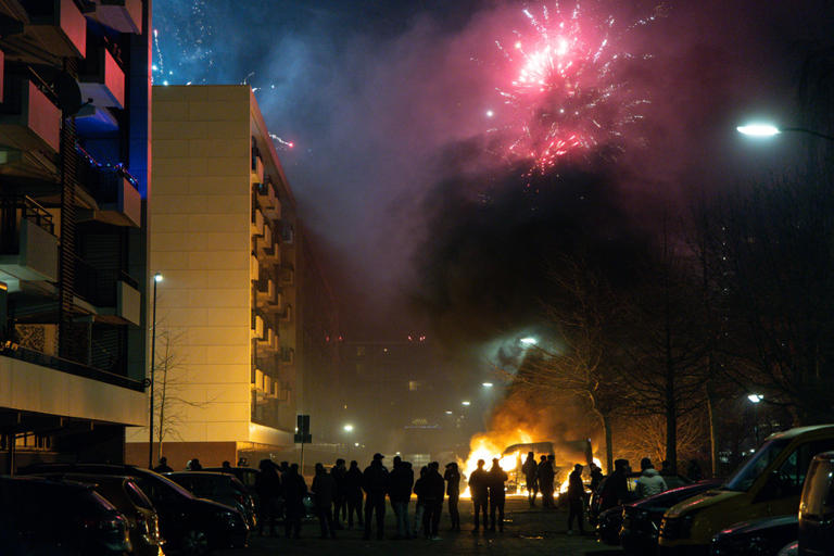 Extreme drukte bij 112, twee vuurwerkdoden en veel branden: incidenten ...