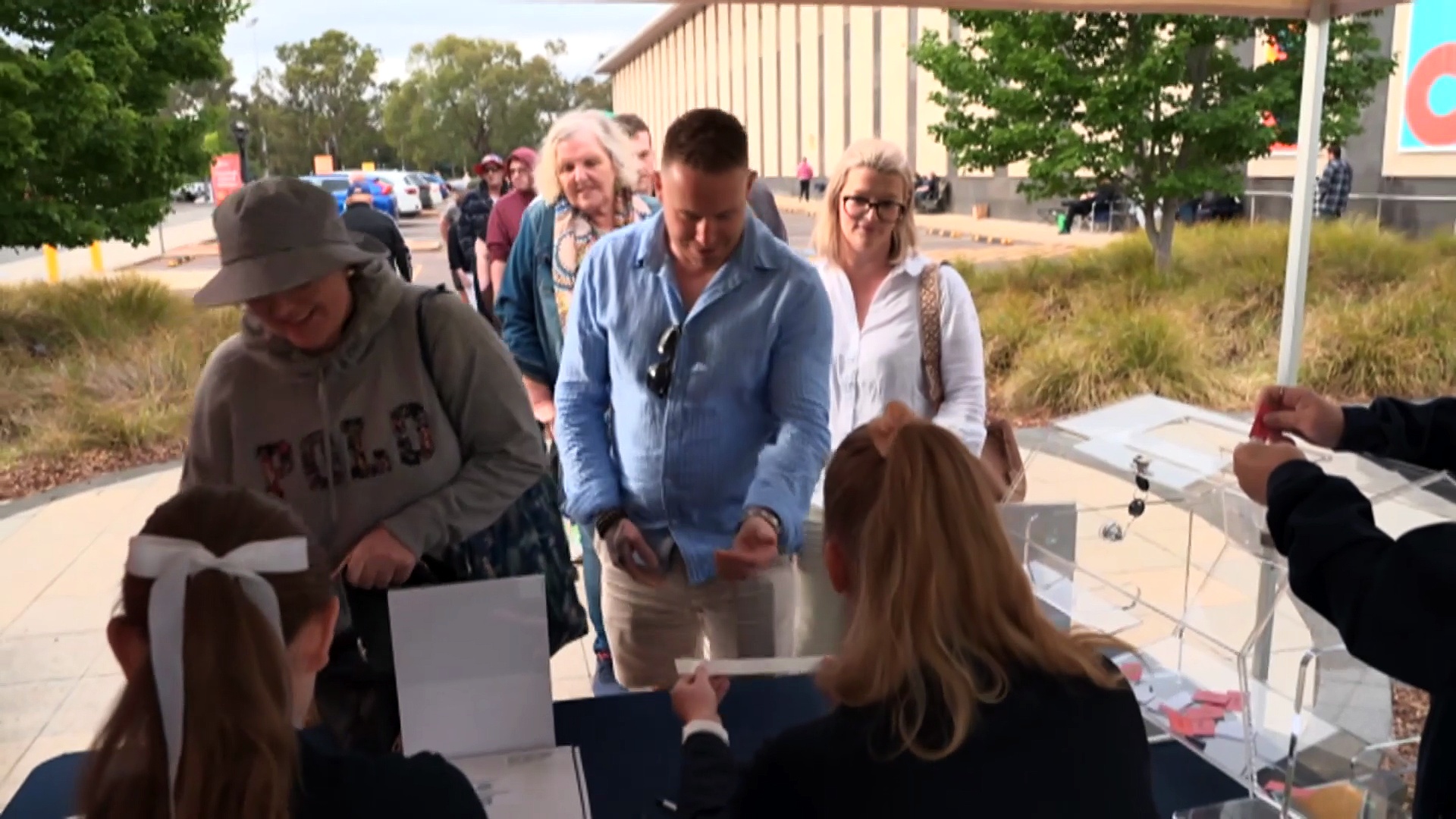 Hundreds line up to get their hands on first minted coins of 2026