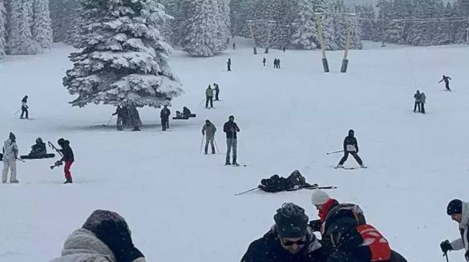 Beyaz cennette acemi kayakçıların kazaları kamerada