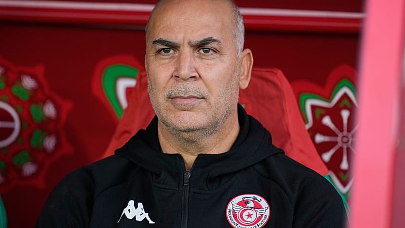 CAN 2025 : le coach Trabelsi offre le maillot de la Tunisie à un agent ...