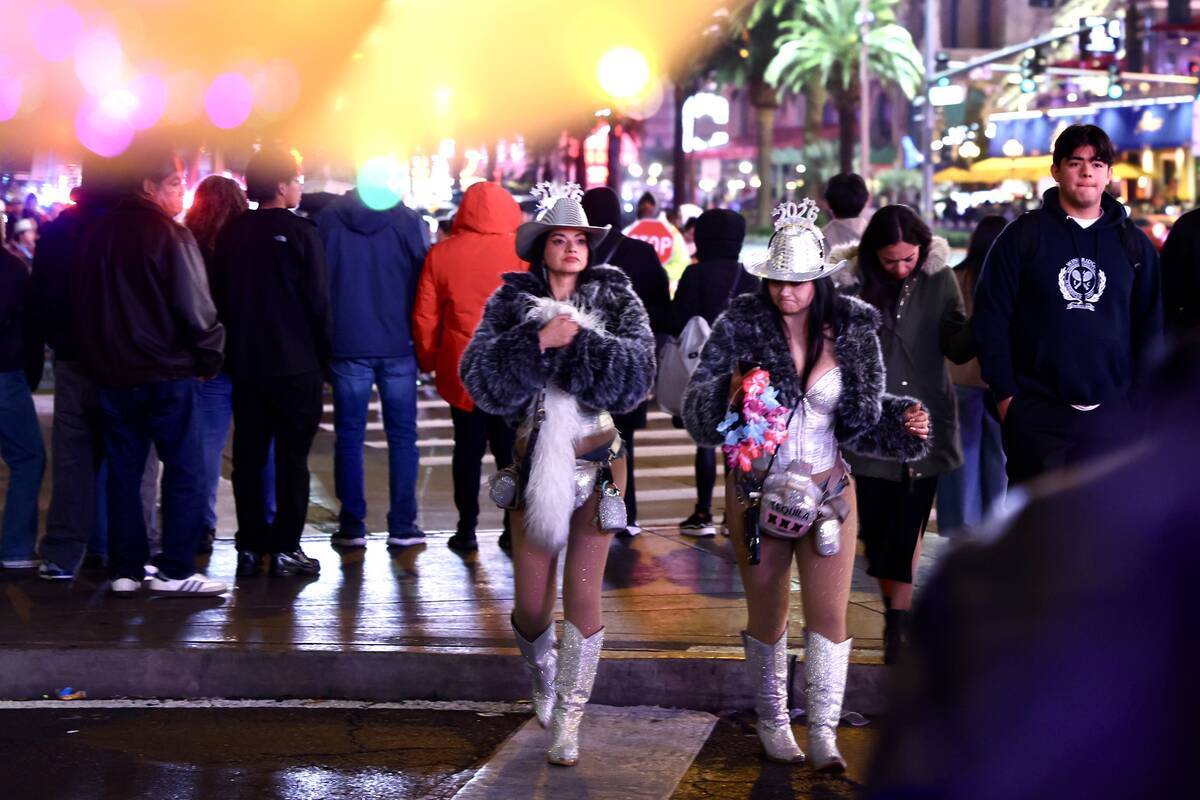 Rain can’t keep New Year’s Eve revelers from Strip, Fremont Street ...