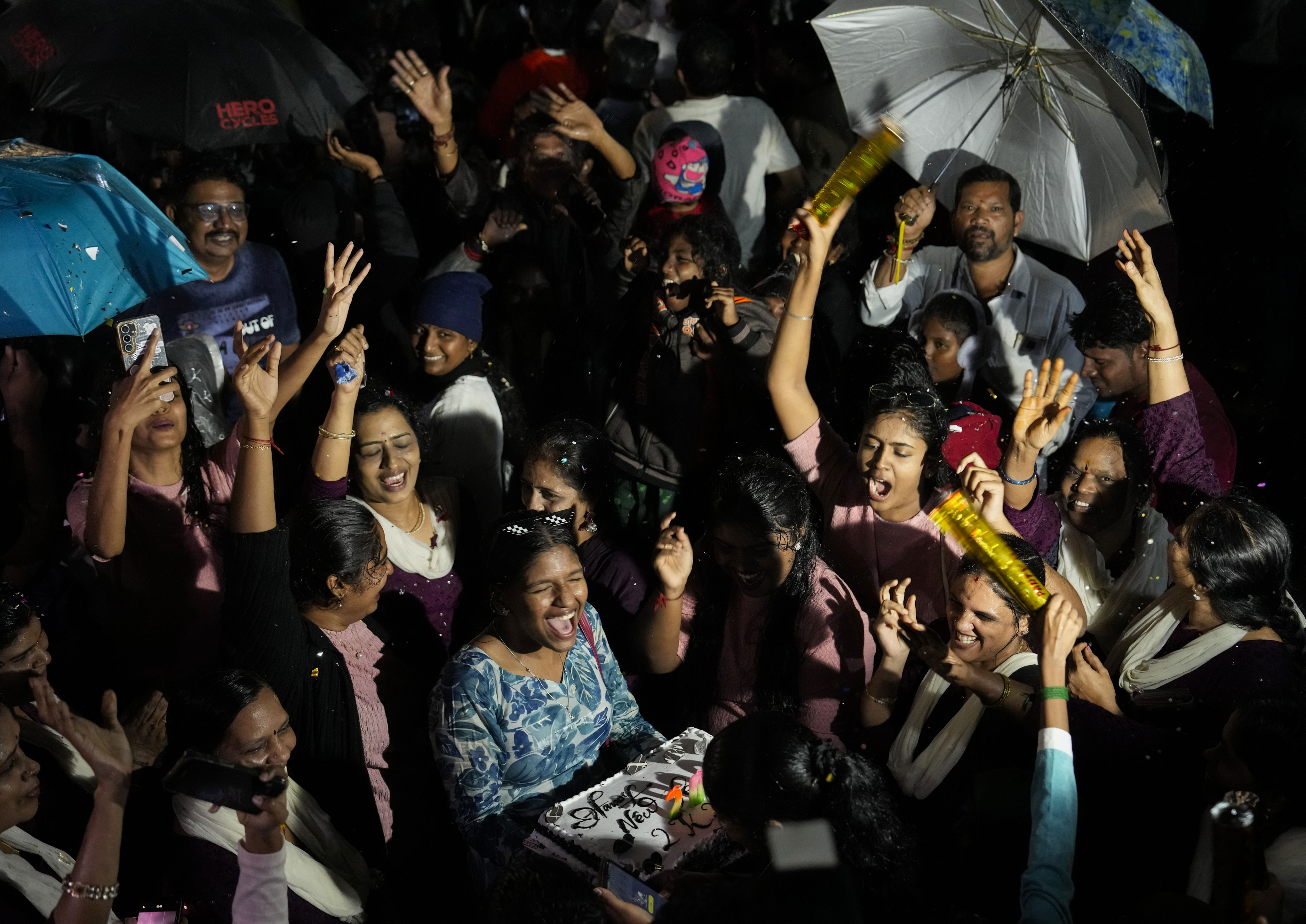 TN ushers in 2026 with night of revelry, early morning temple visits ...