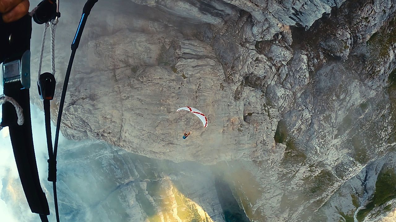 Paragliders go on insane speed flying route over the Swiss Alps