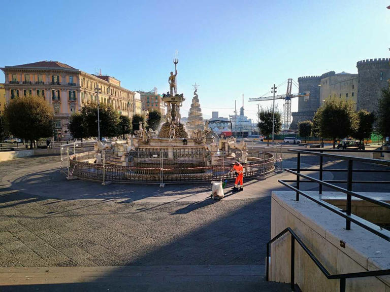 Napoli, ripristino del decoro urbano e raccolta rifiuti dopo la notte ...