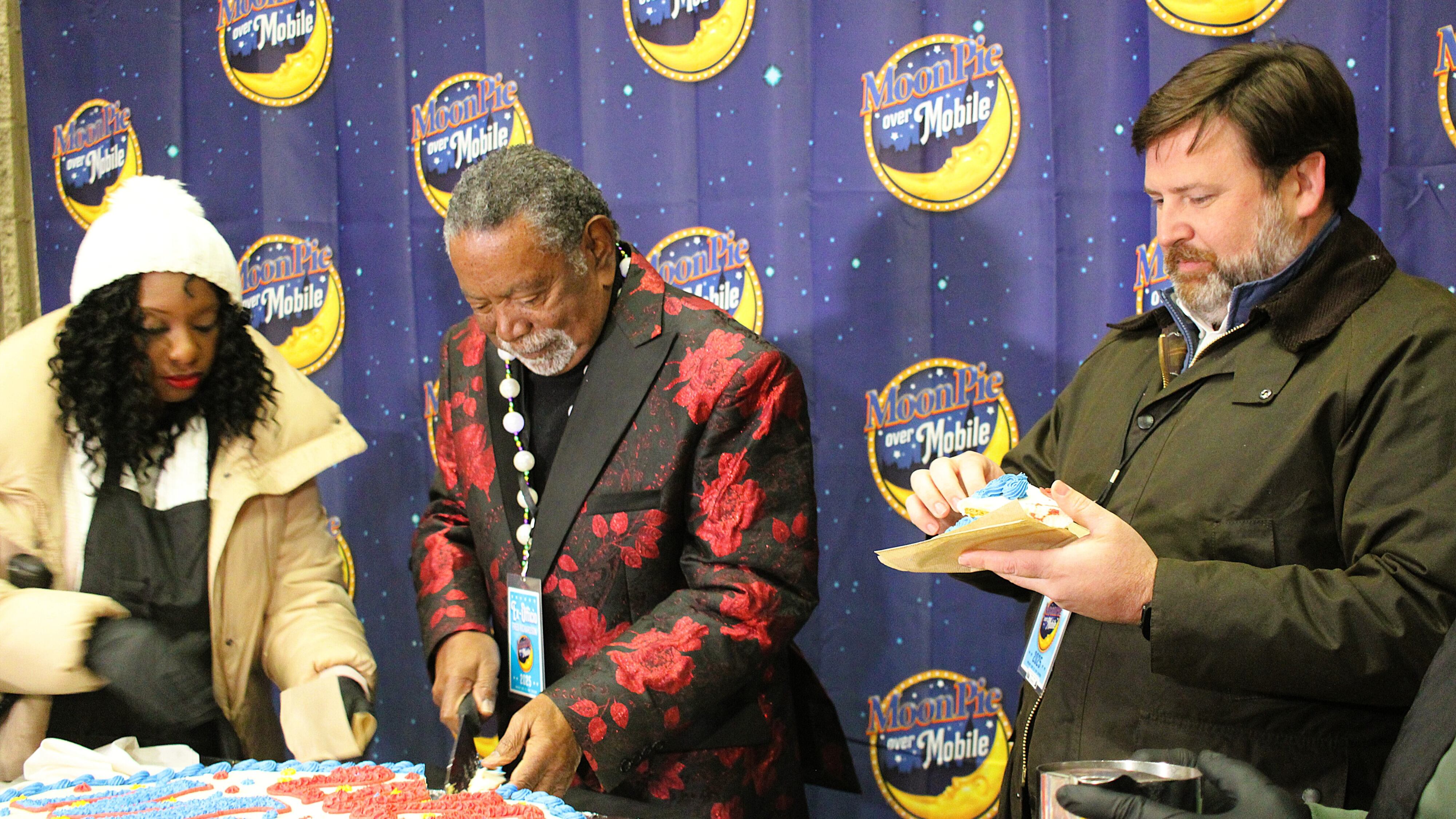 Thousands turn out for Mobile’s MoonPie Drop, welcoming the new year