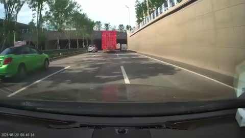 China: Driver narrowly avoids crash as truck container tips over