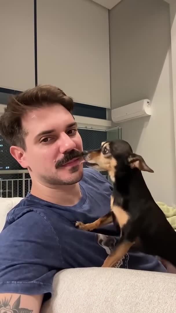 Parei de beijar minha cachorra pra ver a reação