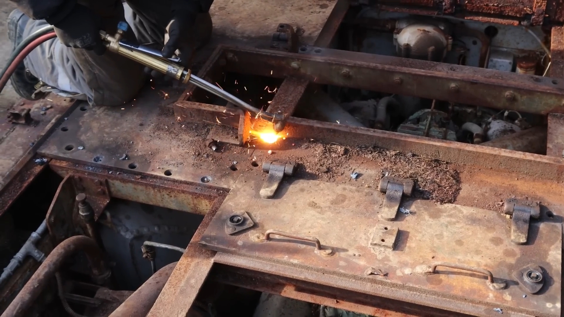 How we pulled the Meteor engine from a Charioteer tank