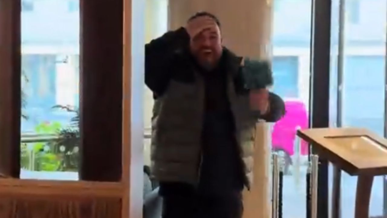 Guy’s epic reaction when his best friends sneak up for a surprise in Dublin