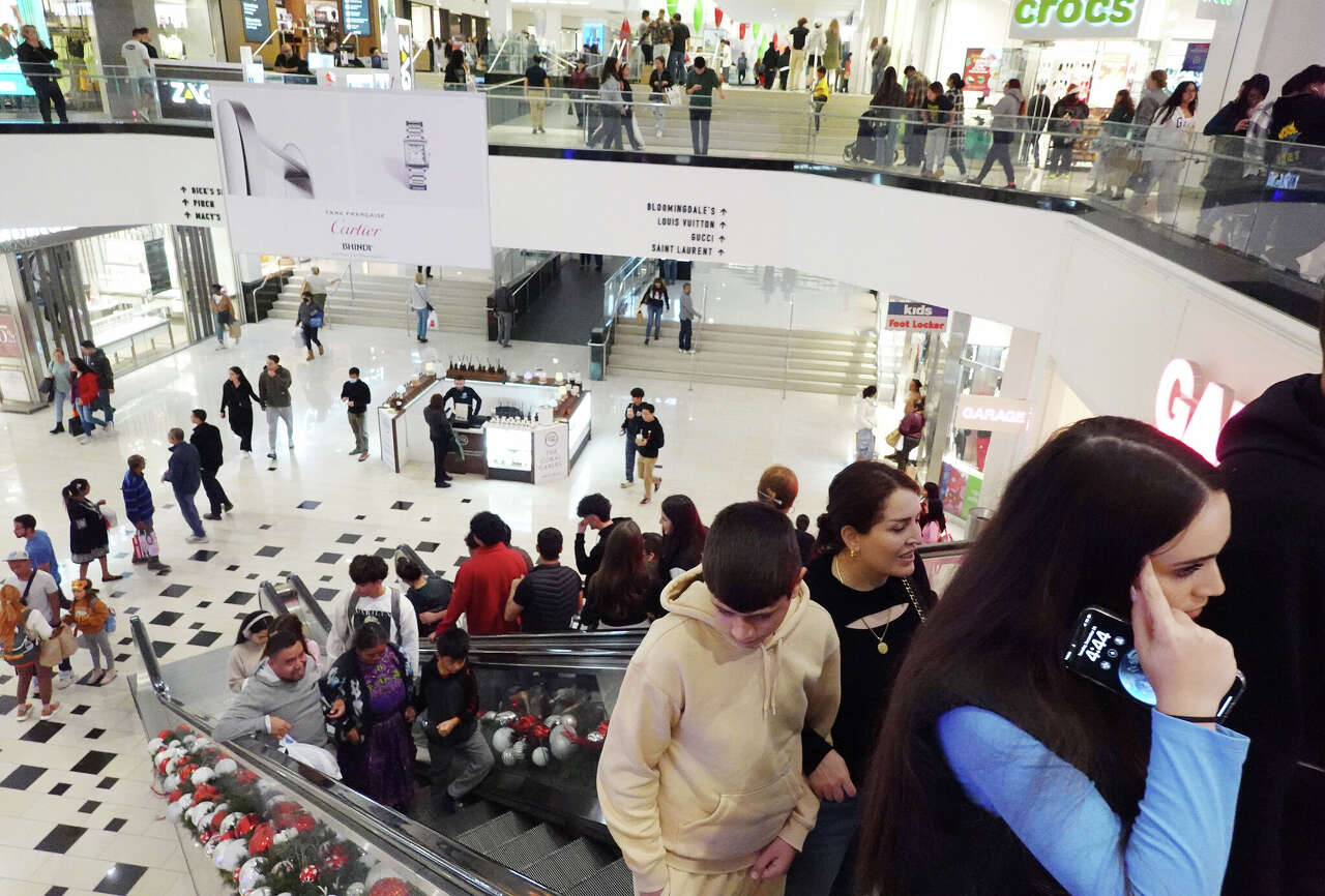 California's minimum wage is going up New Year's Day. Here's what to know