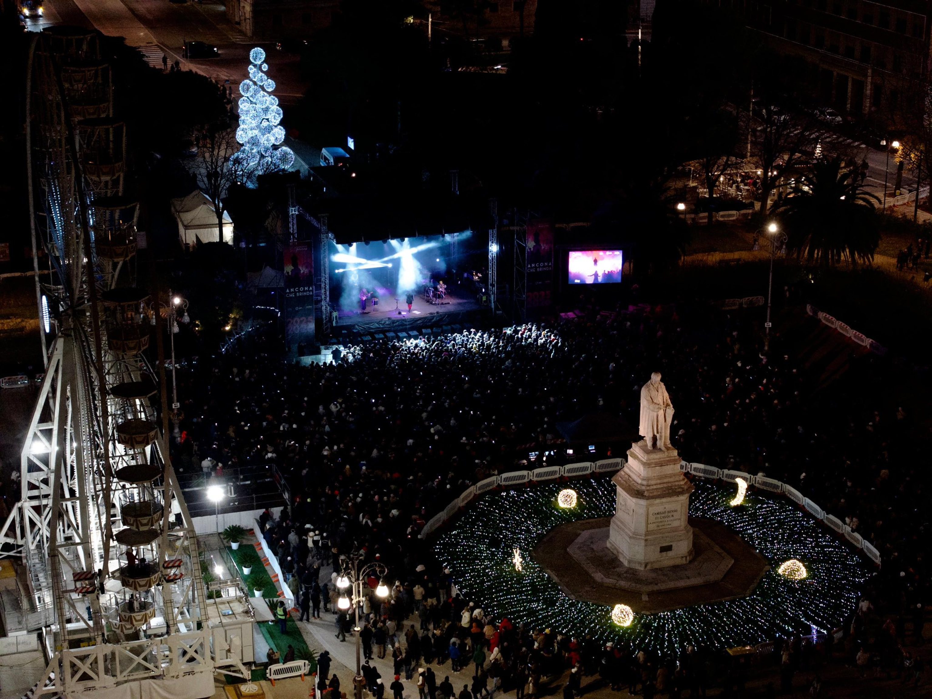 Ad Ancona Piazza Cavour gremita con Francesca Michielin per accogliere ...