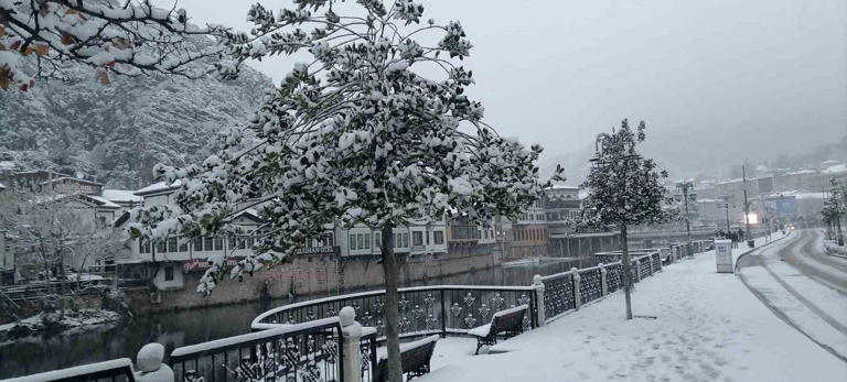 Amasya yeni yıla karla girdi, şehir beyaza büründü