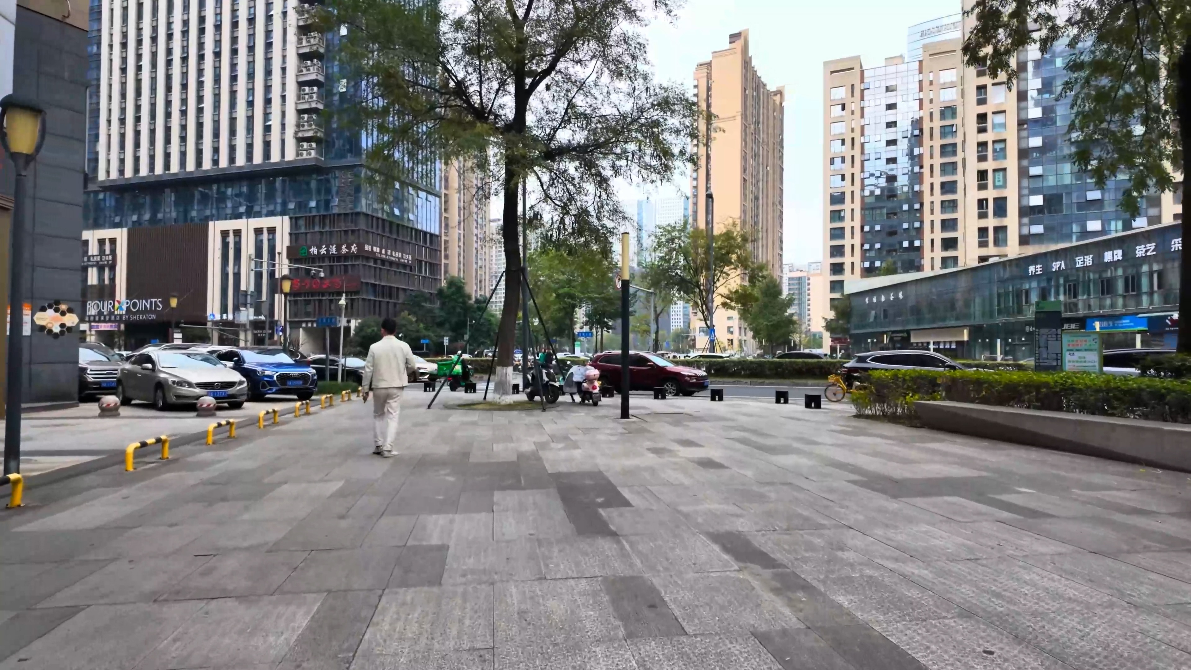 Esta zona combina ambiente internacional y vida local