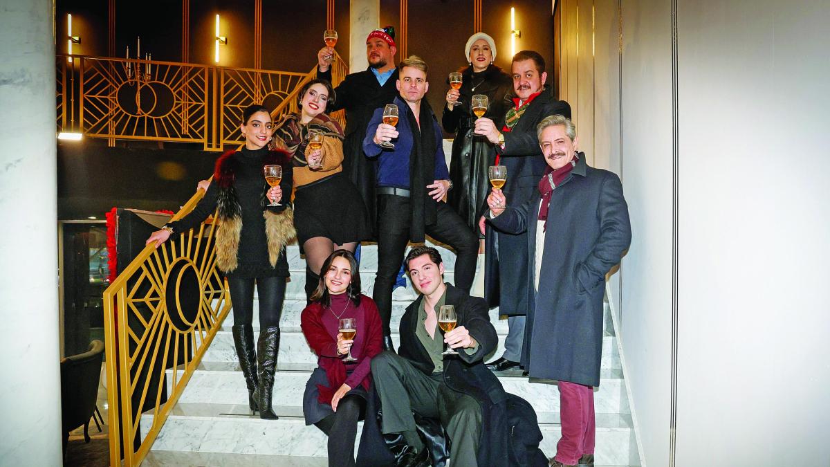 El fantasma de la ópera inicia 2026 con un brindis del elenco