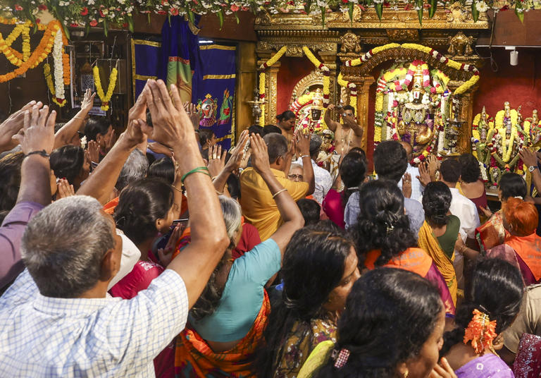 TN ushers in 2026 with night of revelry, early morning temple visits ...
