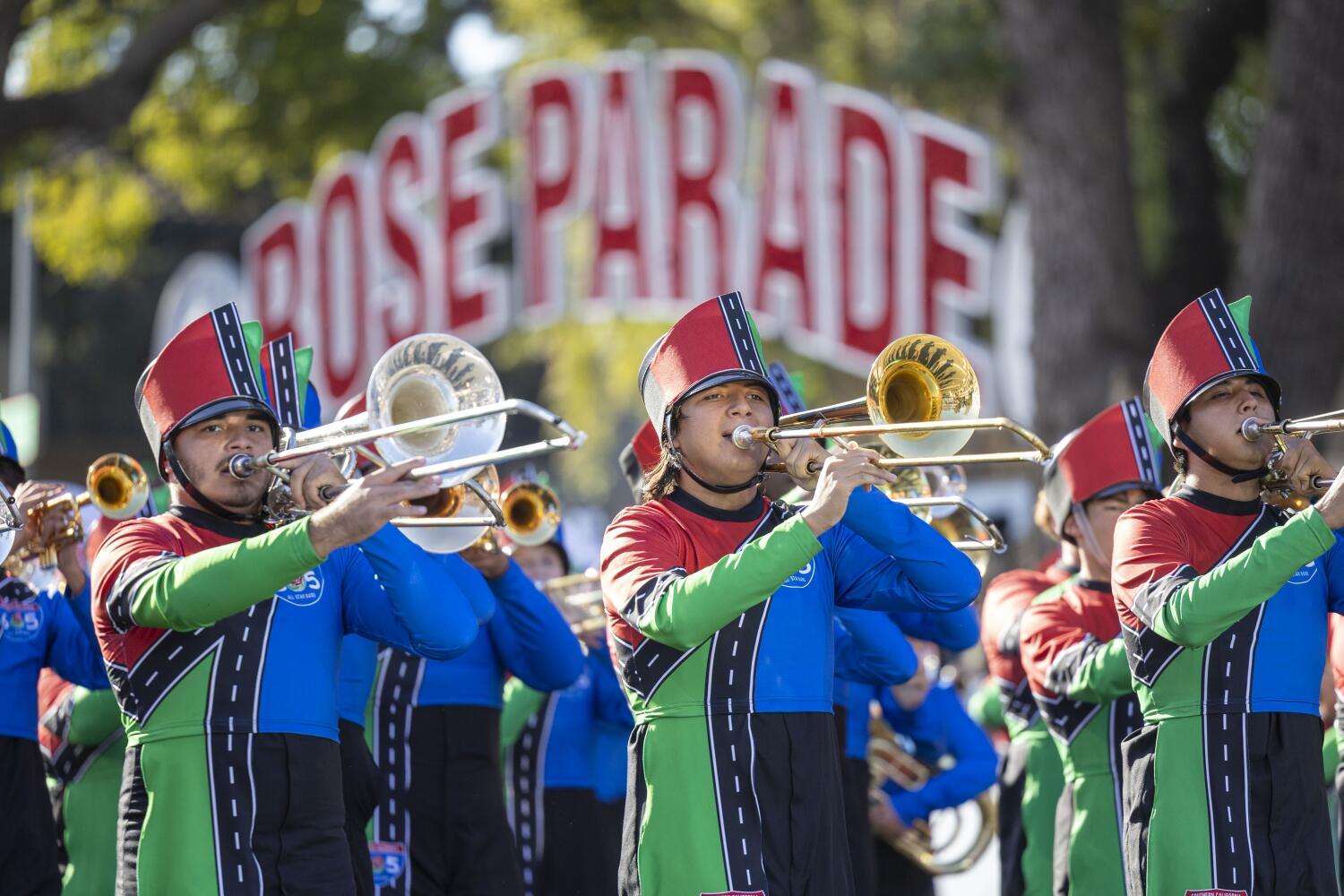 Despite cold and rain, thousands flock to 137th Rose Parade in Pasadena