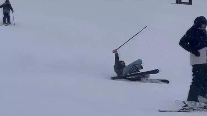 Beyaz cennette acemi kayakçıların kazaları kamerada