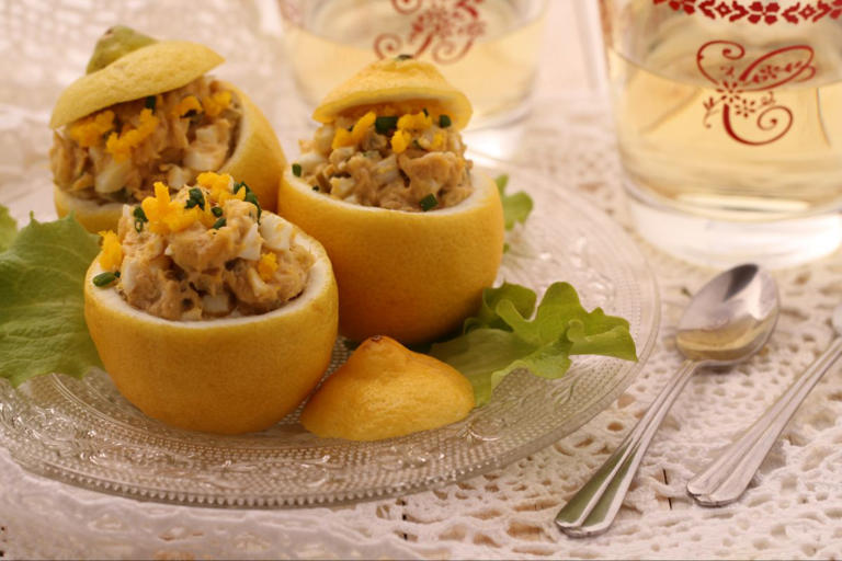 Lemons stuffed with tuna cream