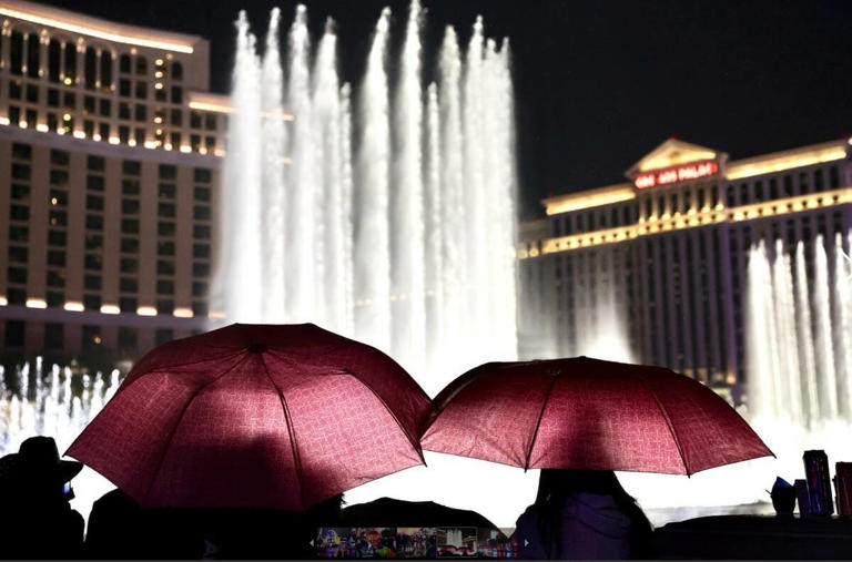 A rare scene: New Year’s party on Strip gets wet, chilly as more ...