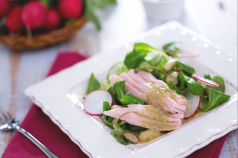 Tuna fillets with caper sauce
