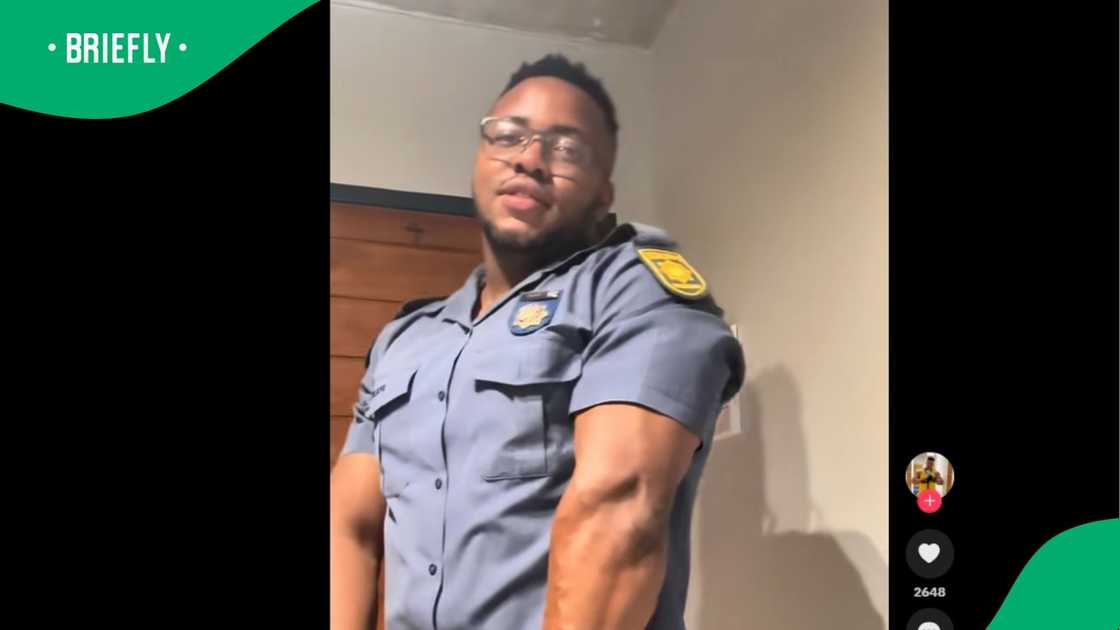 "Please come arrest me": Gorgeous Johannesburg cop charms SA ladies ...