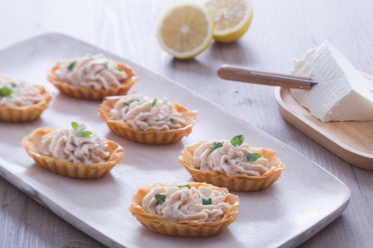 Crunchy tuna mousse boats