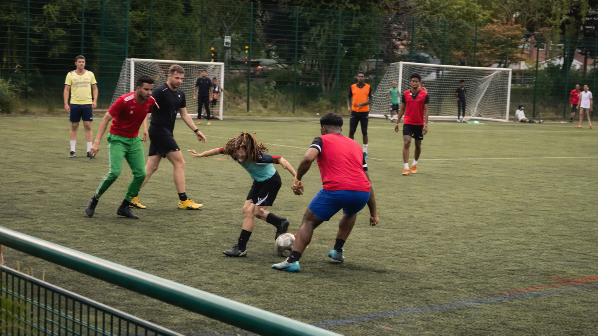 Meisje zet volwassen spelers te kijk met nutmegs