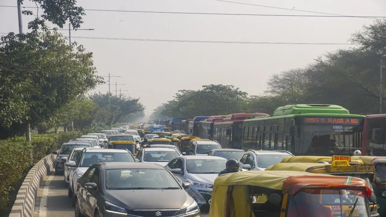 New Year 2026: Traffic congestion at India Gate, Kartavya Path as ...