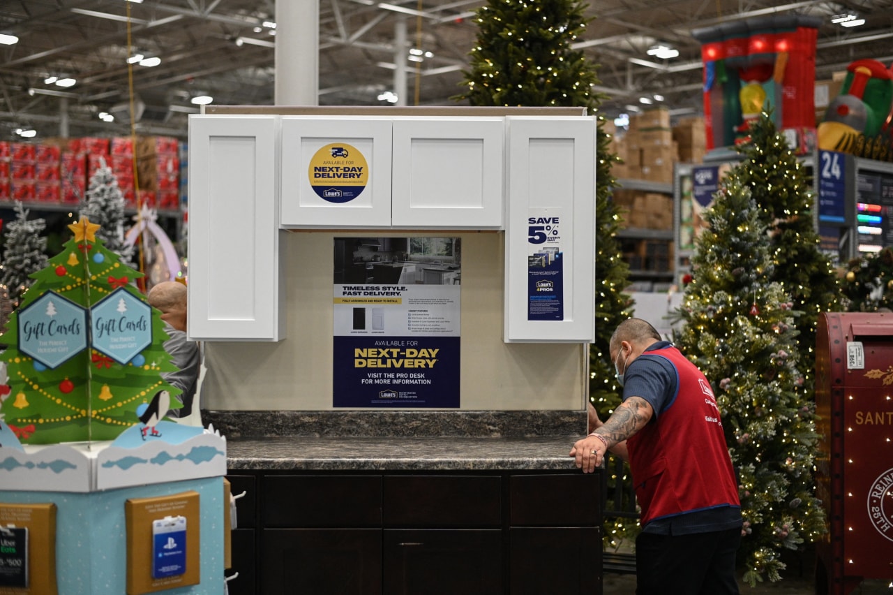 Trump rolls back tariffs on furniture and kitchen cabinets