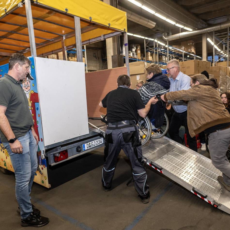 Rosenmontagszug mit Rolli-Fahrern