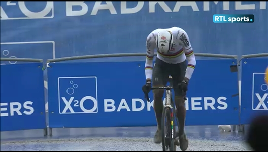 Cyclocross : Mathieu van der Poel chute mais s'impose malgré tout à Baal