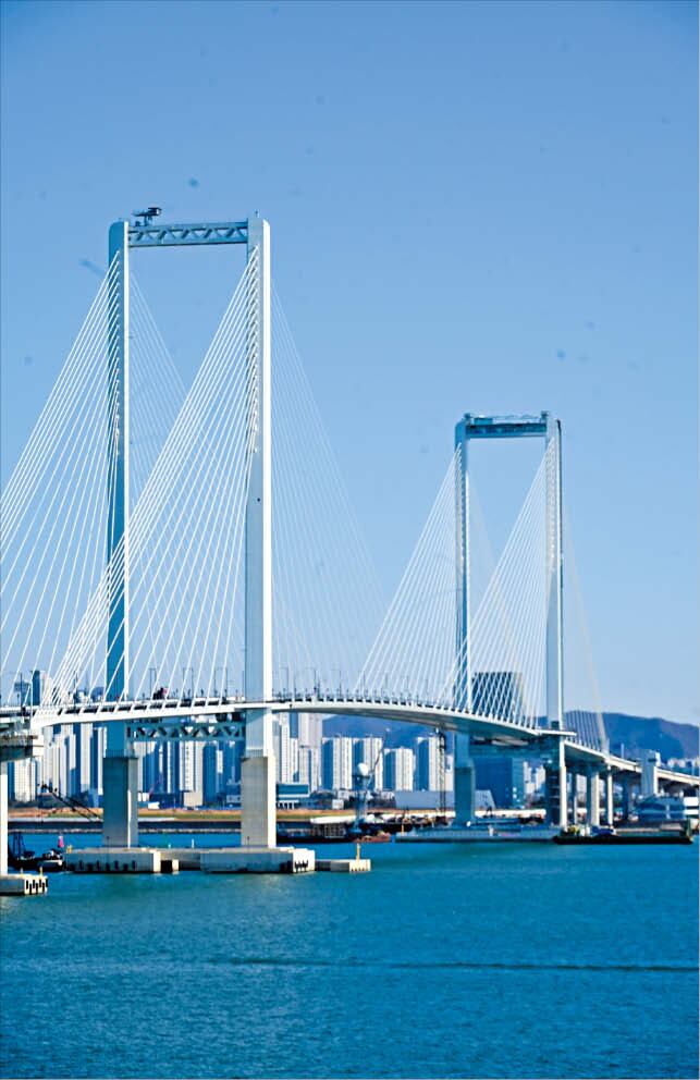 Third land bridge opens with world's highest marine observatory