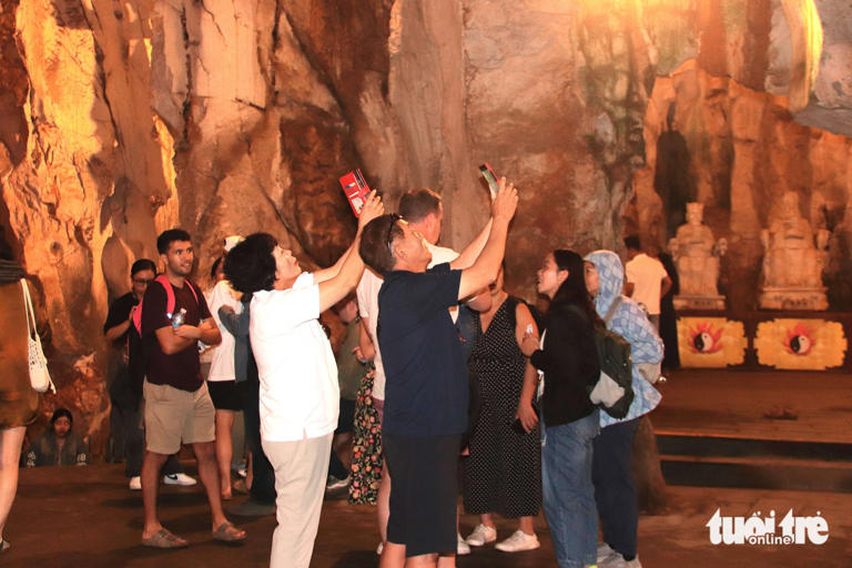Du khách thích thú khám phá hang động tại Ngũ Hành Sơn dịp đầu năm mới