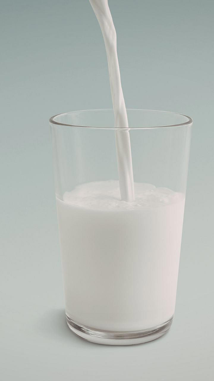 Benefits of cold milk: थंड दुधाचे 'हे' आरोग्यदायी फायदे माहित आहेत का?