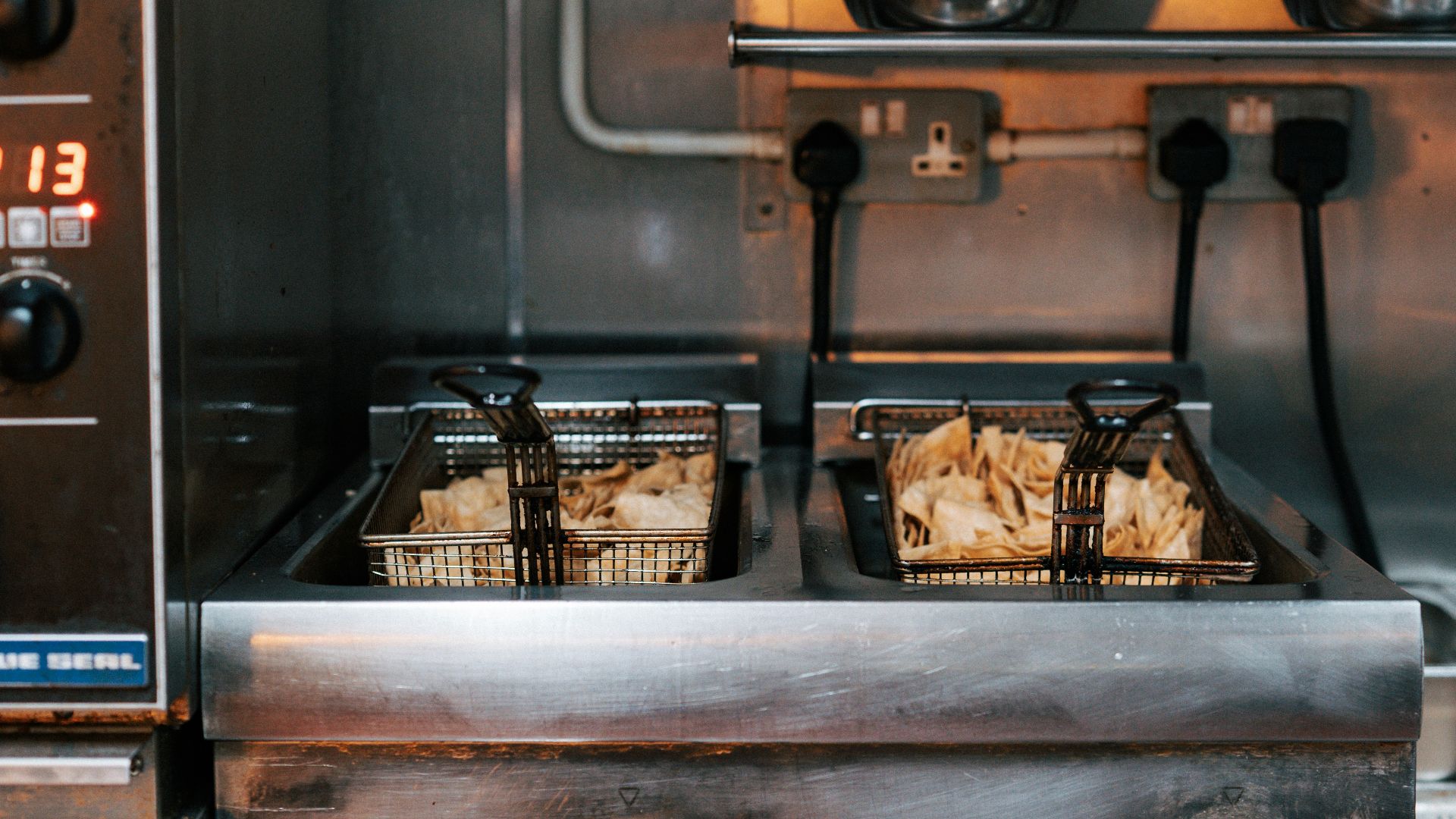 10 Things That Suck Being A Fast Food Worker & 10 Fun Things About The Job