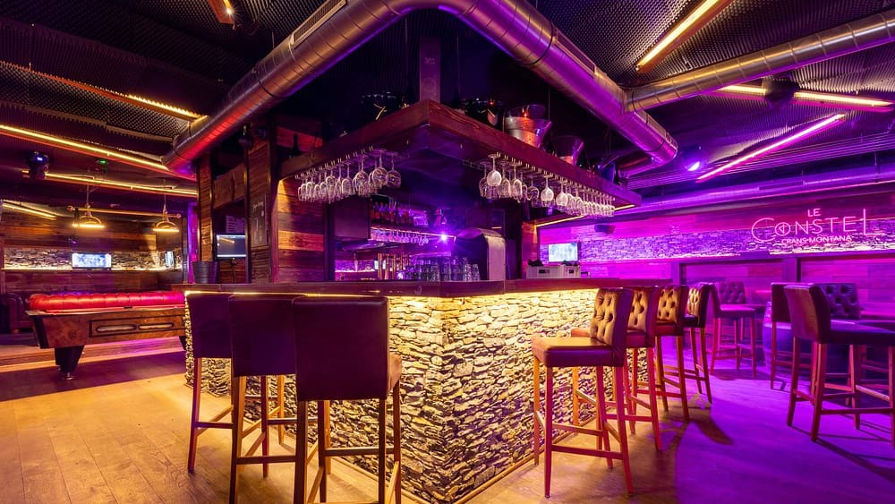 Das ist über die Bar «Le Constellation» bekannt: Viel Holz und die ...