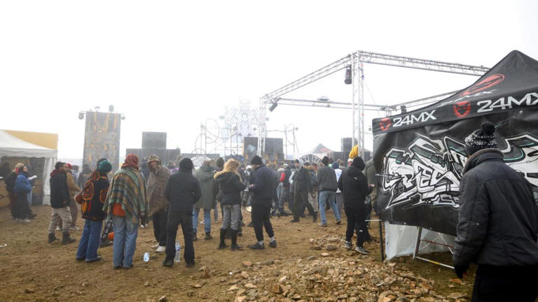 Una macrorave reúne a más de mil vehículos en el pantano del Cenajo