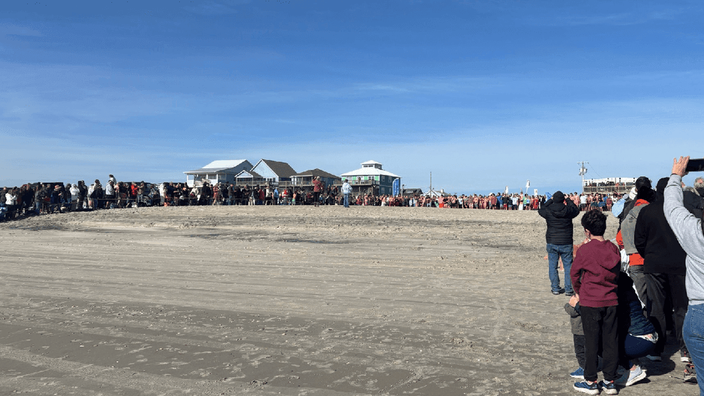 Penguin Plunge brings crowds to Atlantic Beach on New Years Day