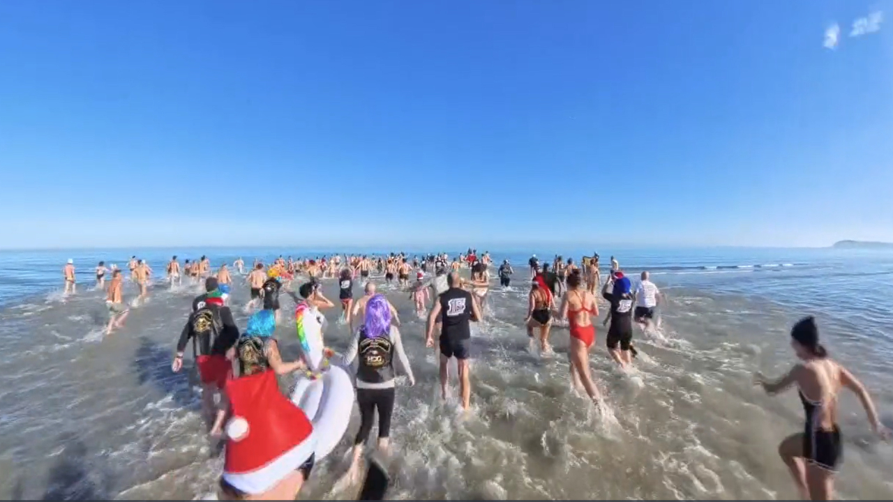 Capodanno a Riccione, in centinaia per il tradizionale bagno a mare