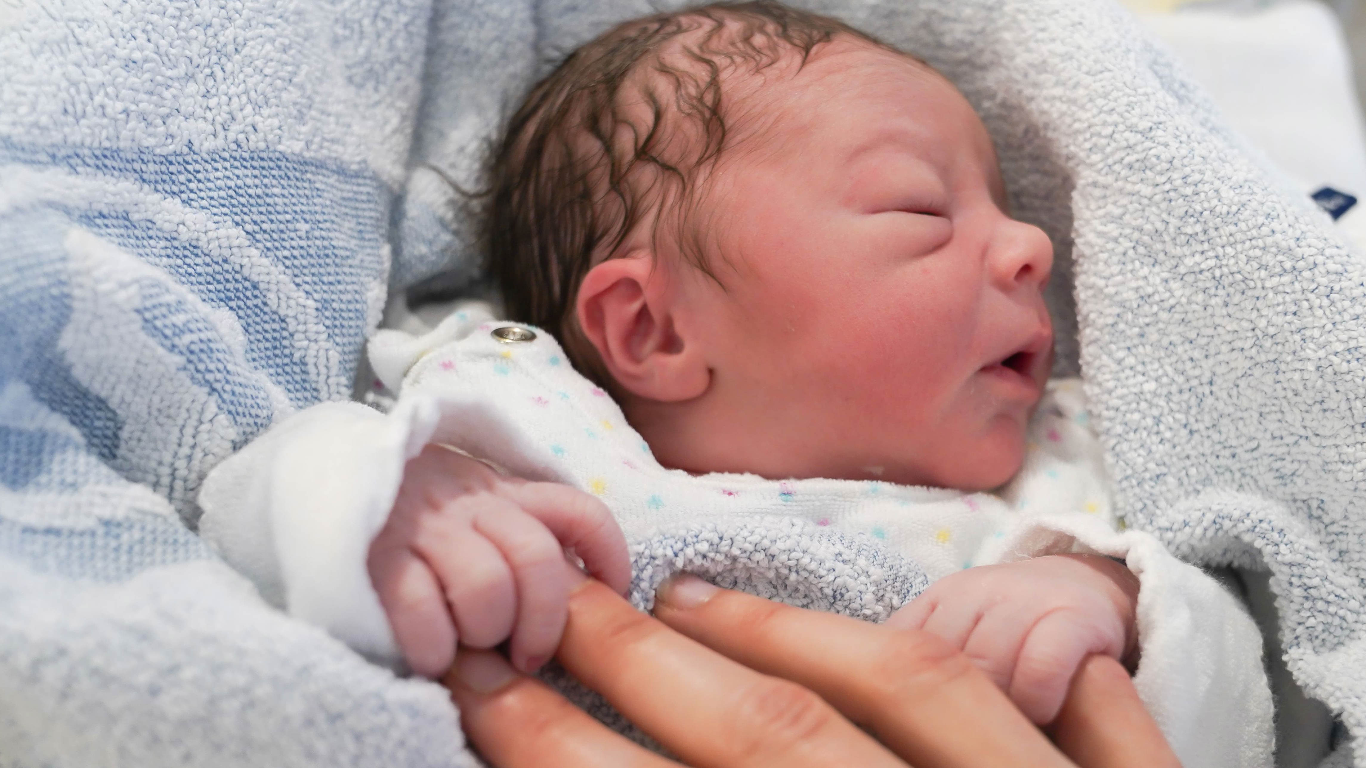 Geburt in Frankfurt (Oder): Baby Charlie kam Neujahr 2026 auf die Welt