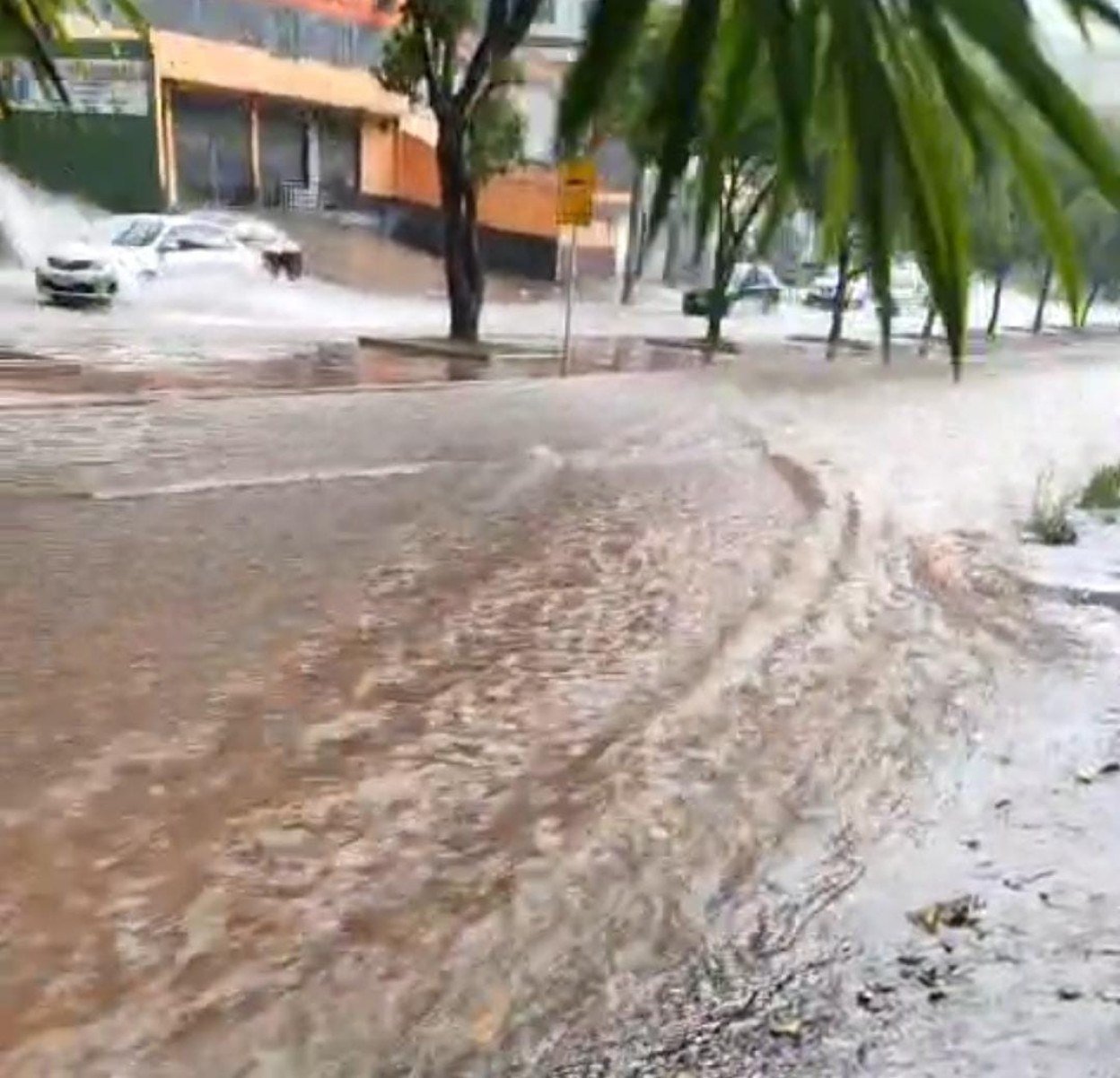 Vídeo: chuva forte transforma avenida em 'rio' na Grande BH