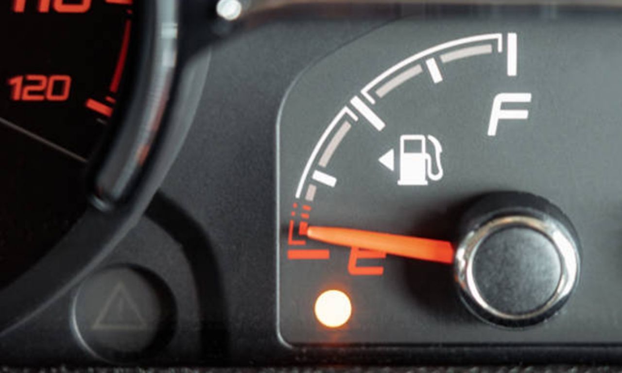 ¿Qué sucede con la gasolina almacenada en el tanque por meses?